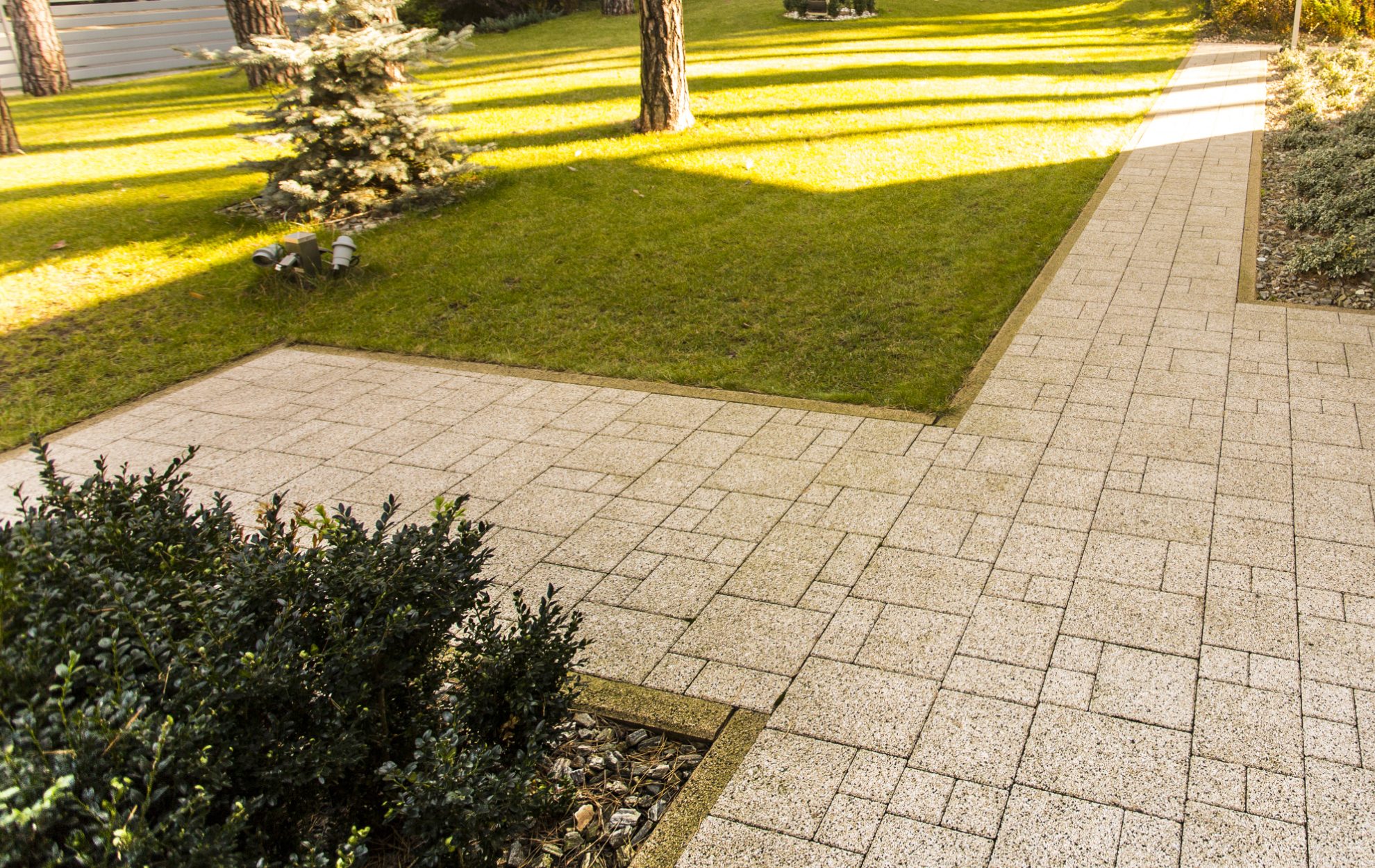 Profesjonalny montaż kostki brukowej – poradnik krok po kroku